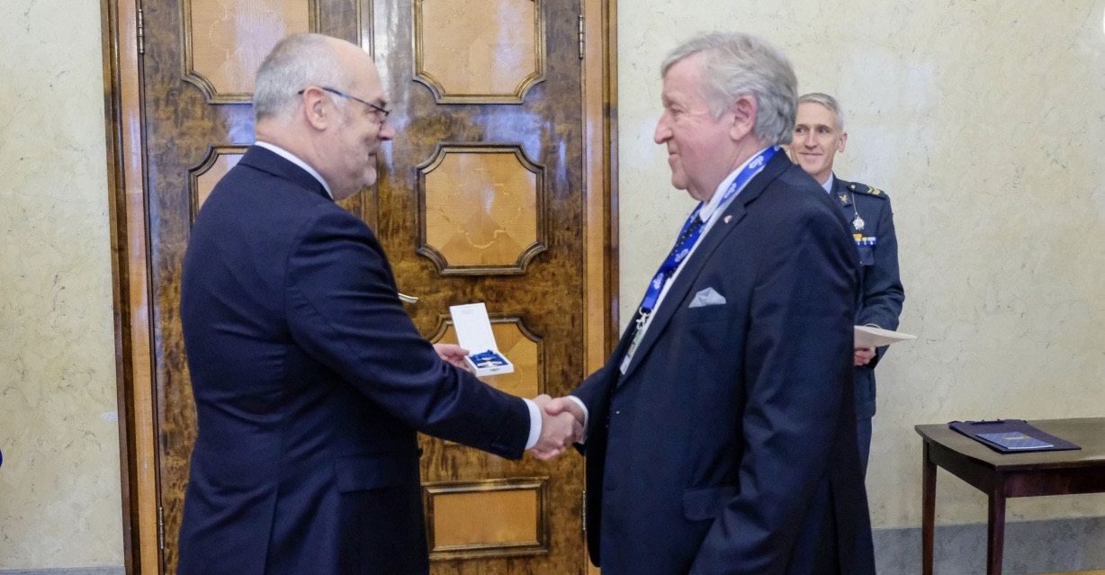 Jan Erik Holst hedres for sin innsats. | Rushprint